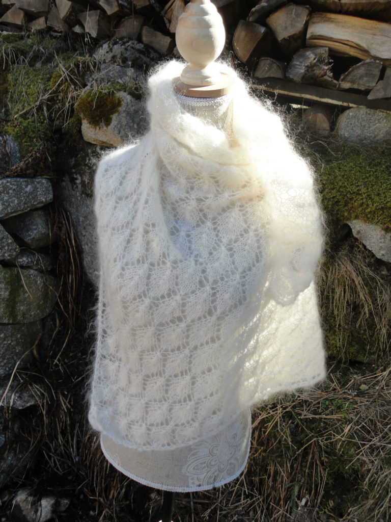 Chale blanc motif dentelle - La ferme sous les Hiez